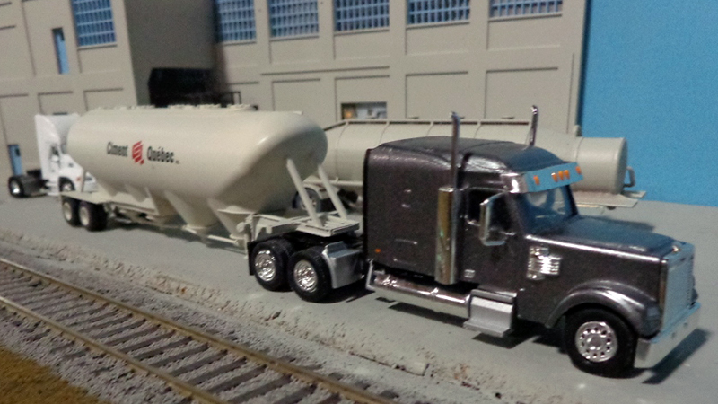 Ciment Québec Freightliner Coronado Truck Tractor & Pneumatic Bulk ...