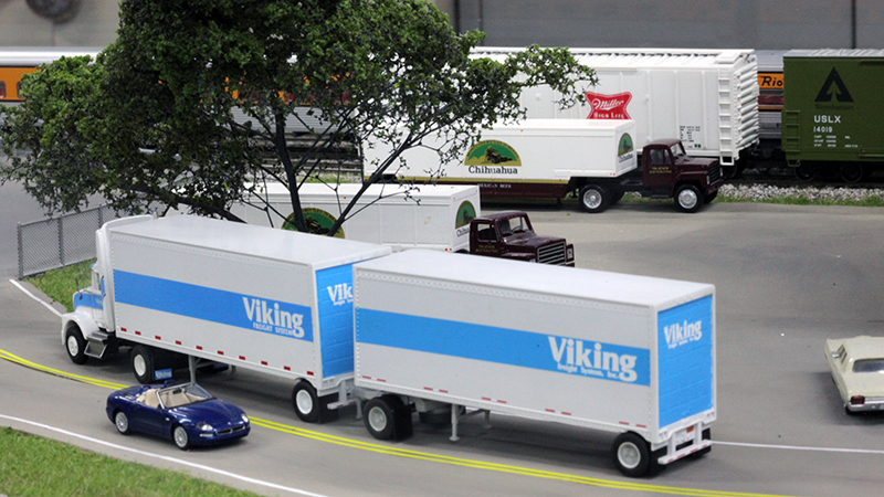 Viking Freight Kenworth T800 Truck Tractor & 28' Doubles - By Bob Johnson