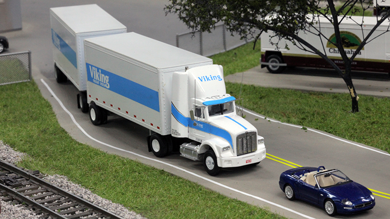 Viking Freight Kenworth T800 Truck Tractor & 28' Doubles - By Bob Johnson